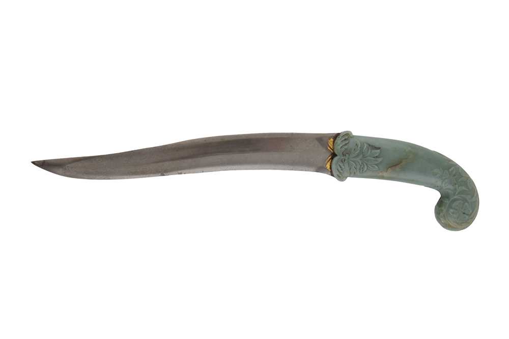 Lot 273 - A MUGHAL JADE-HILTED DAGGER (KHANJAR)