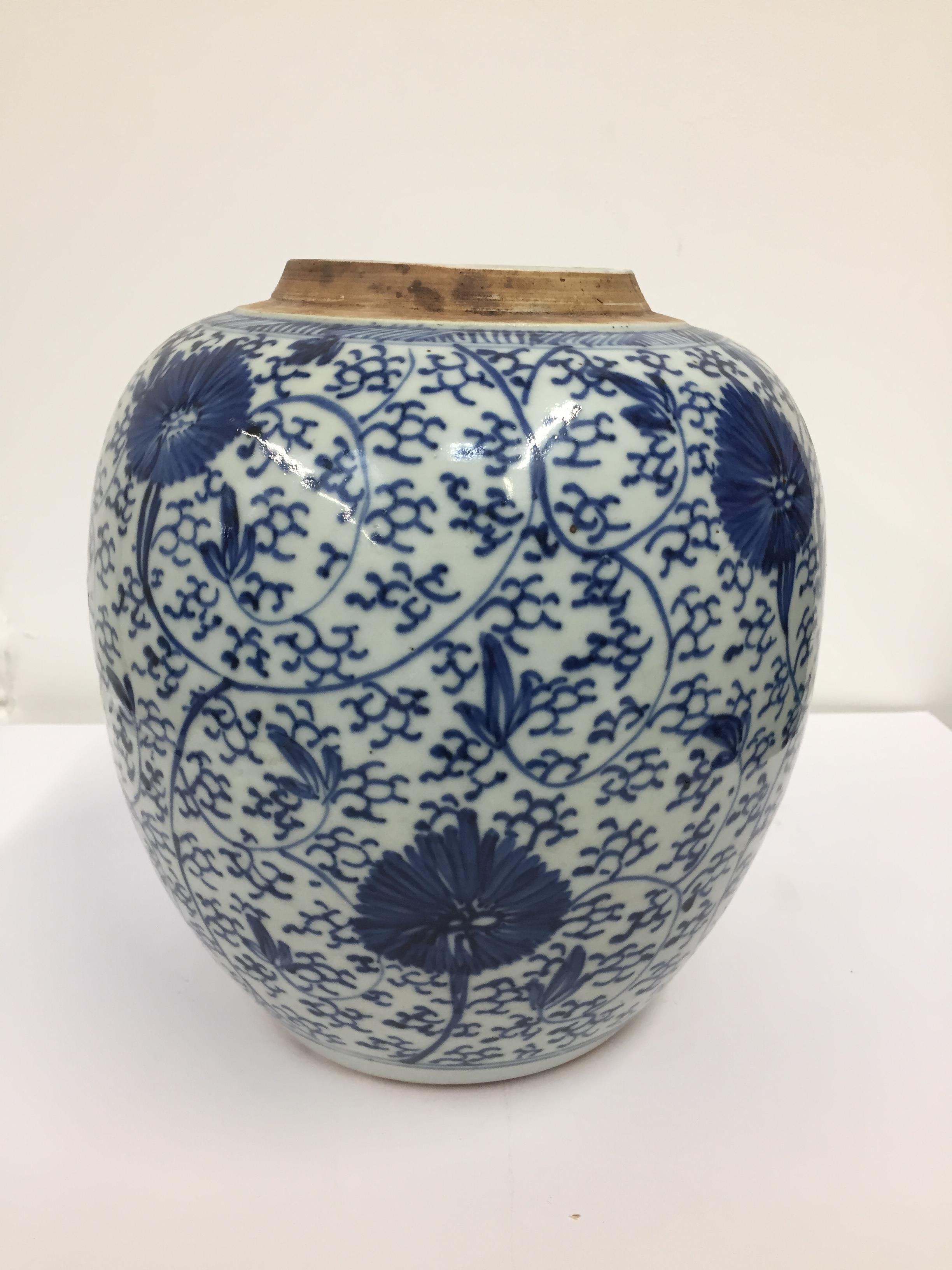 Lot 605 - A CHINESE BLUE AND WHITE 'LOTUS' JAR