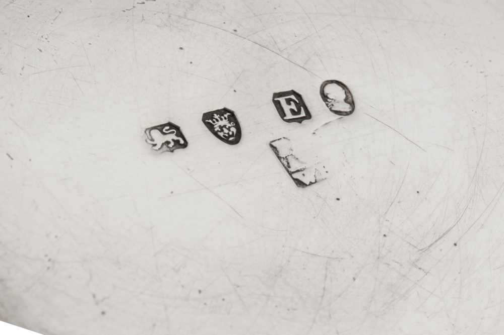 Lot 487 - A George III sterling silver double barrel