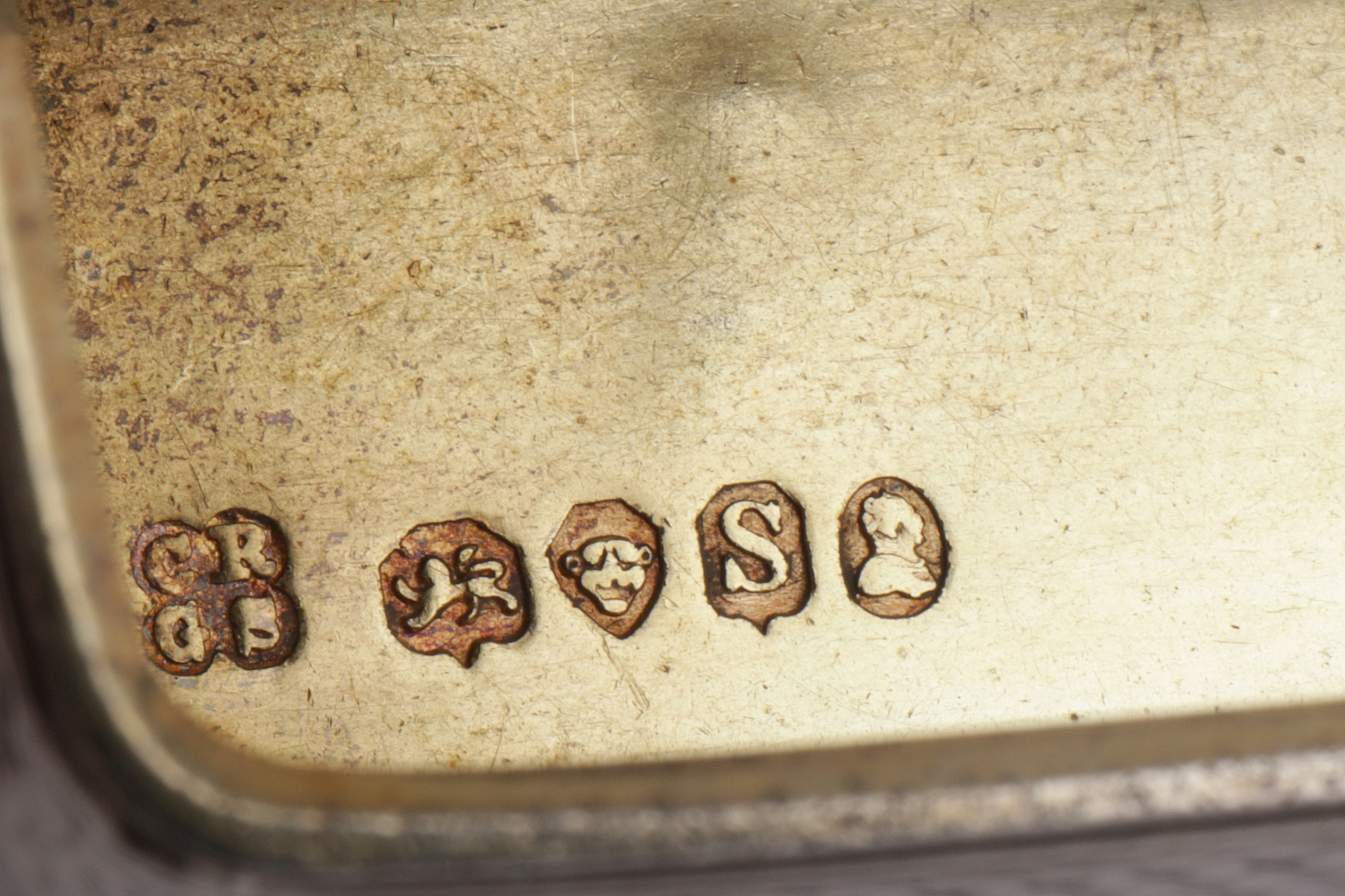 Lot 8 - A William IV sterling silver snuff box, London