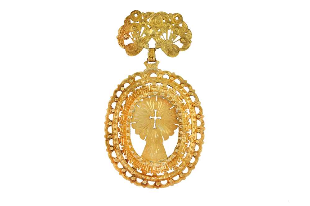 Lot 376 - AN INDO-PORTUGUESE CHRISTIAN GOLD RELIQUARY