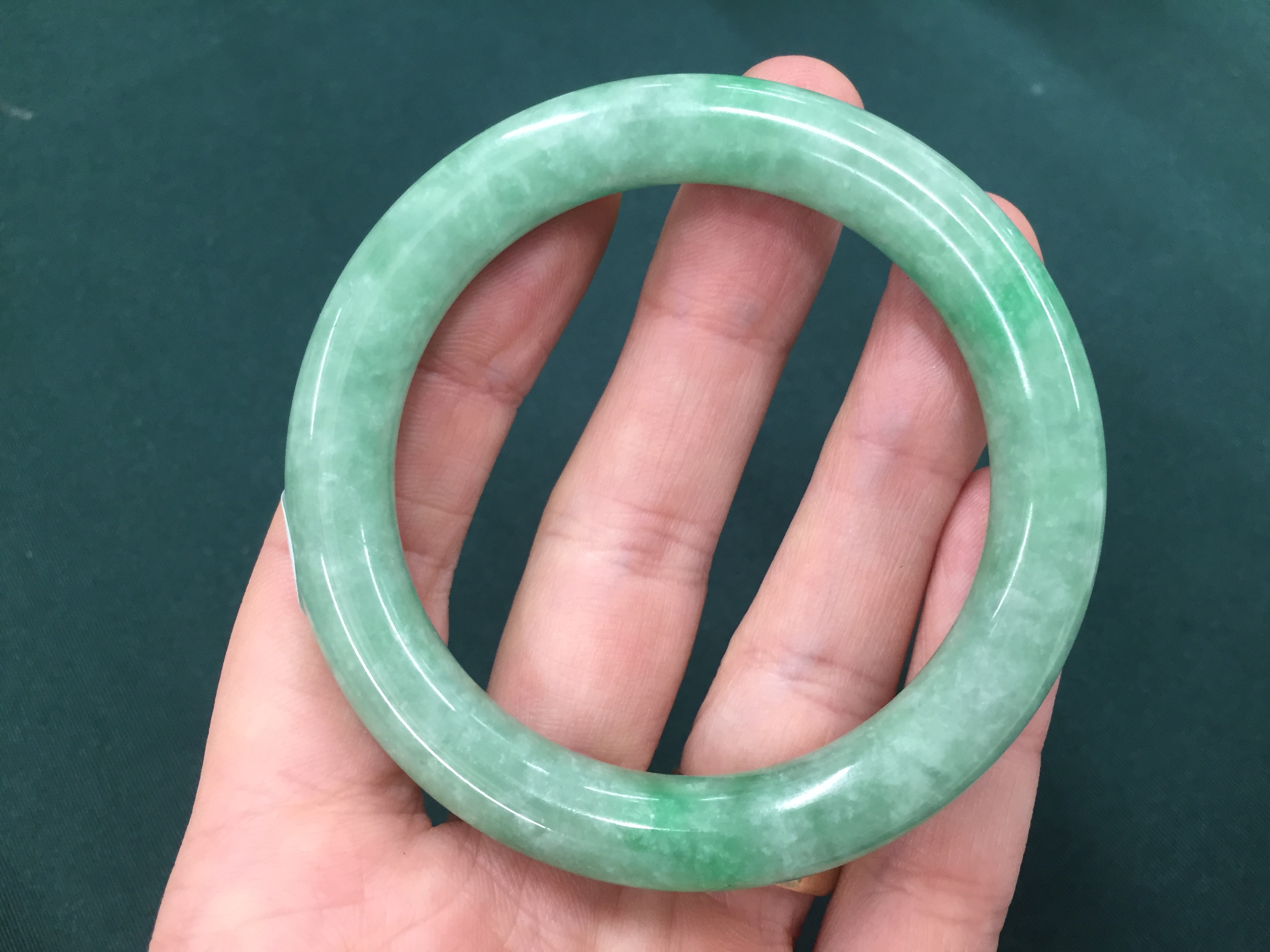 Lot 832 - A PAIR OF CHINESE JADE BANGLES