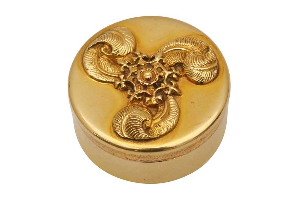 Lot 1001 - AN 18CT GOLD ASPREY COMMERATIVE PILL BOX