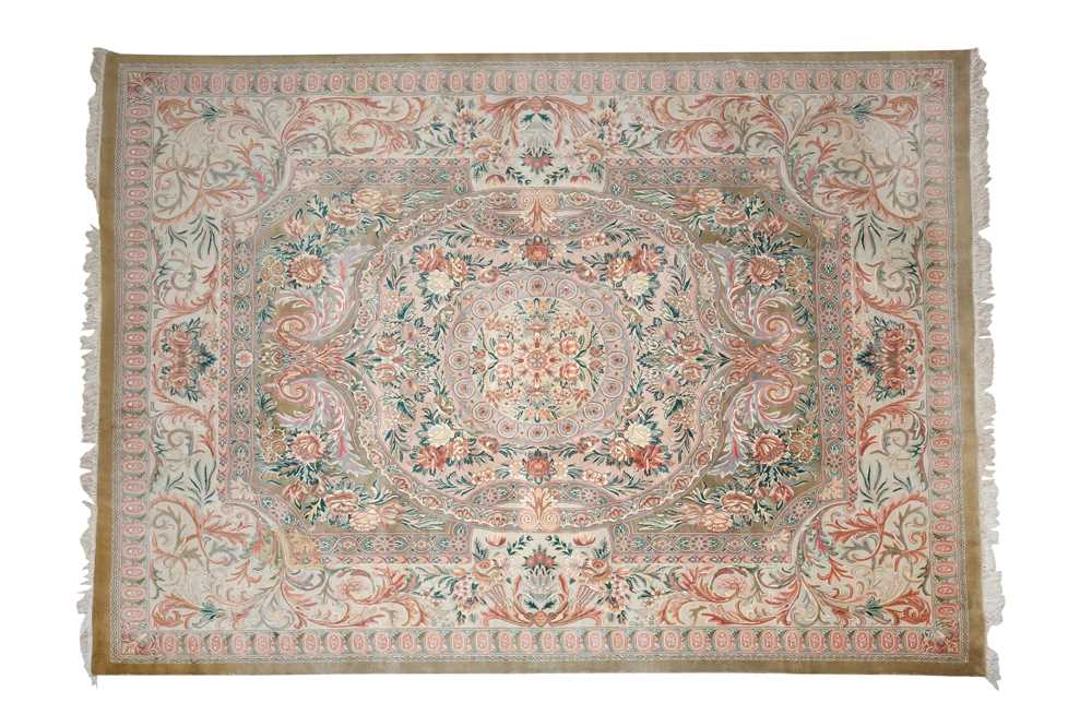 Lot 315 - A FINE EUROPEAN DESIGN CARPET