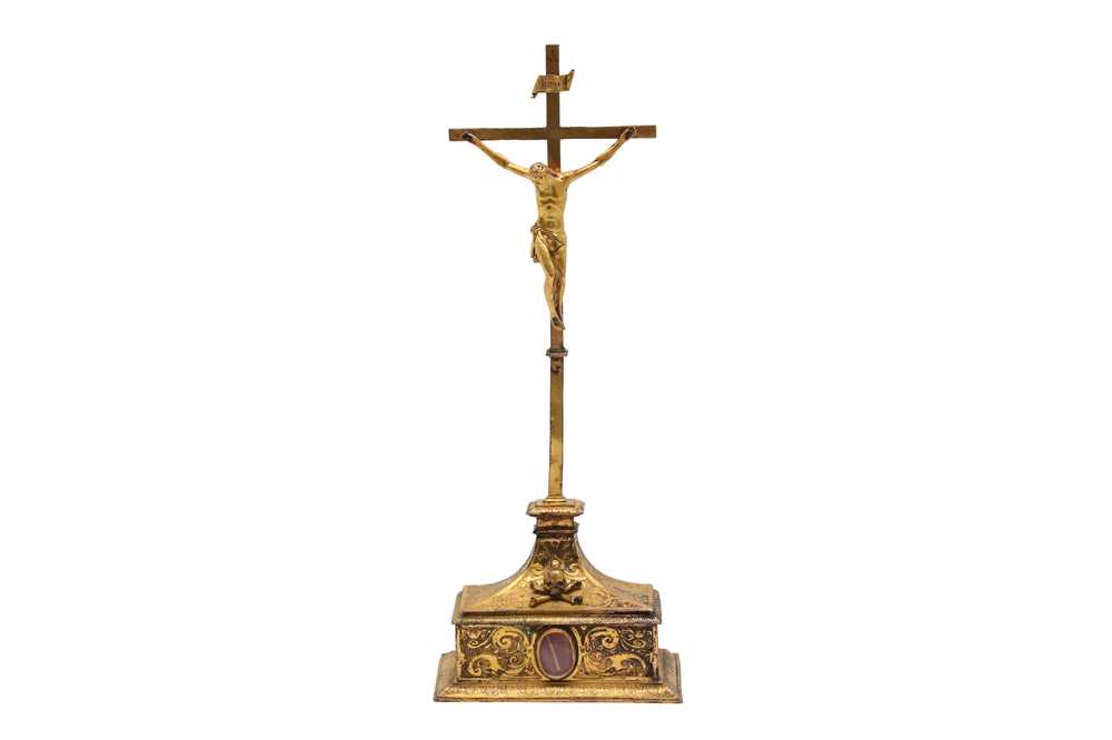 Lot 274 - A GILT METAL ALTAR CRUCIFIX RELIQUARY