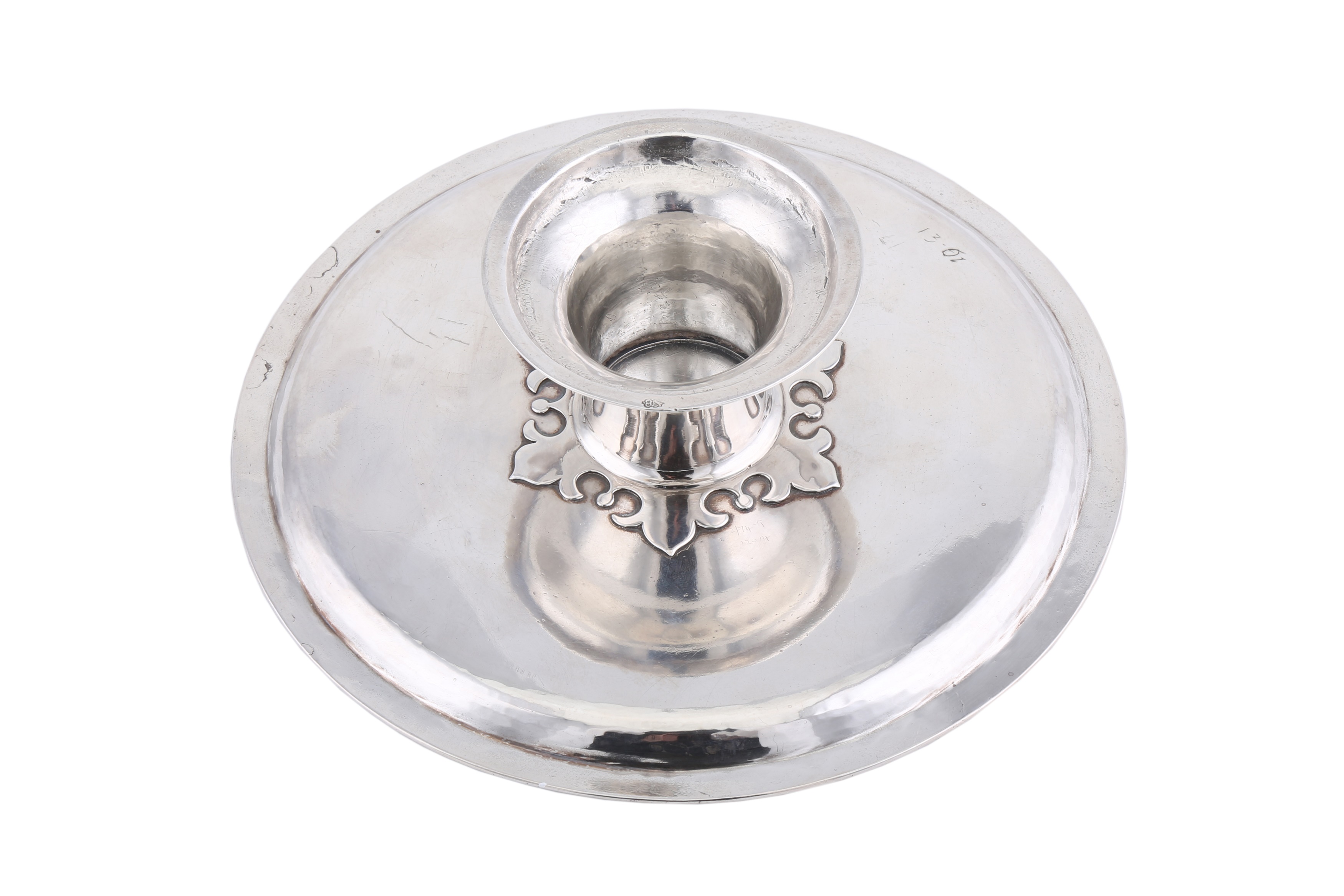 Lot 406 - A George I Irish sterling silver footed