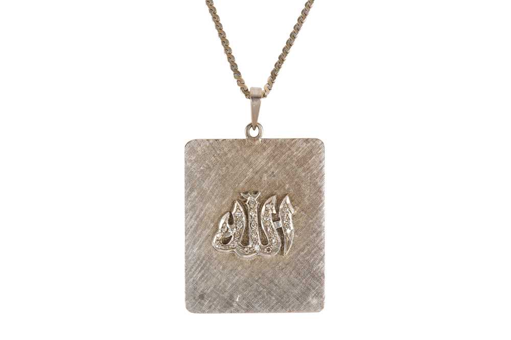 Lot 6 - A DIAMOND 'ALLAH' PENDANT NECKLACE
