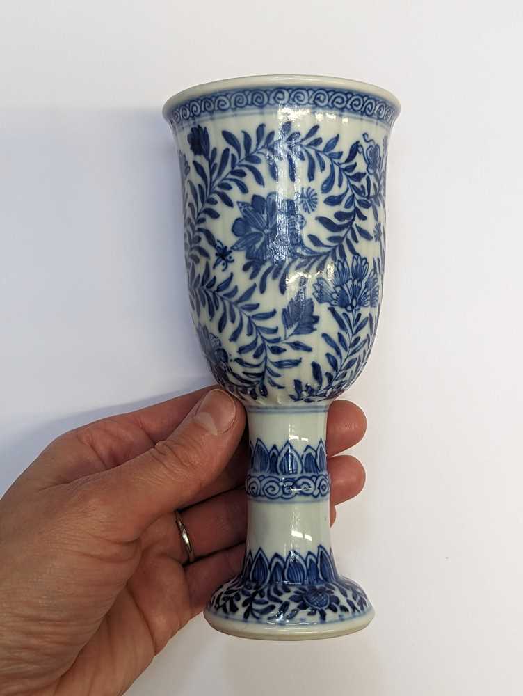 Lot 325 - A CHINESE BLUE AND WHITE GOBLET
