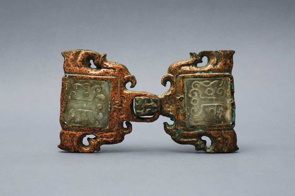 Lot 291 - A CHINESE JADE-INLAID BRONZE BELT HOOK