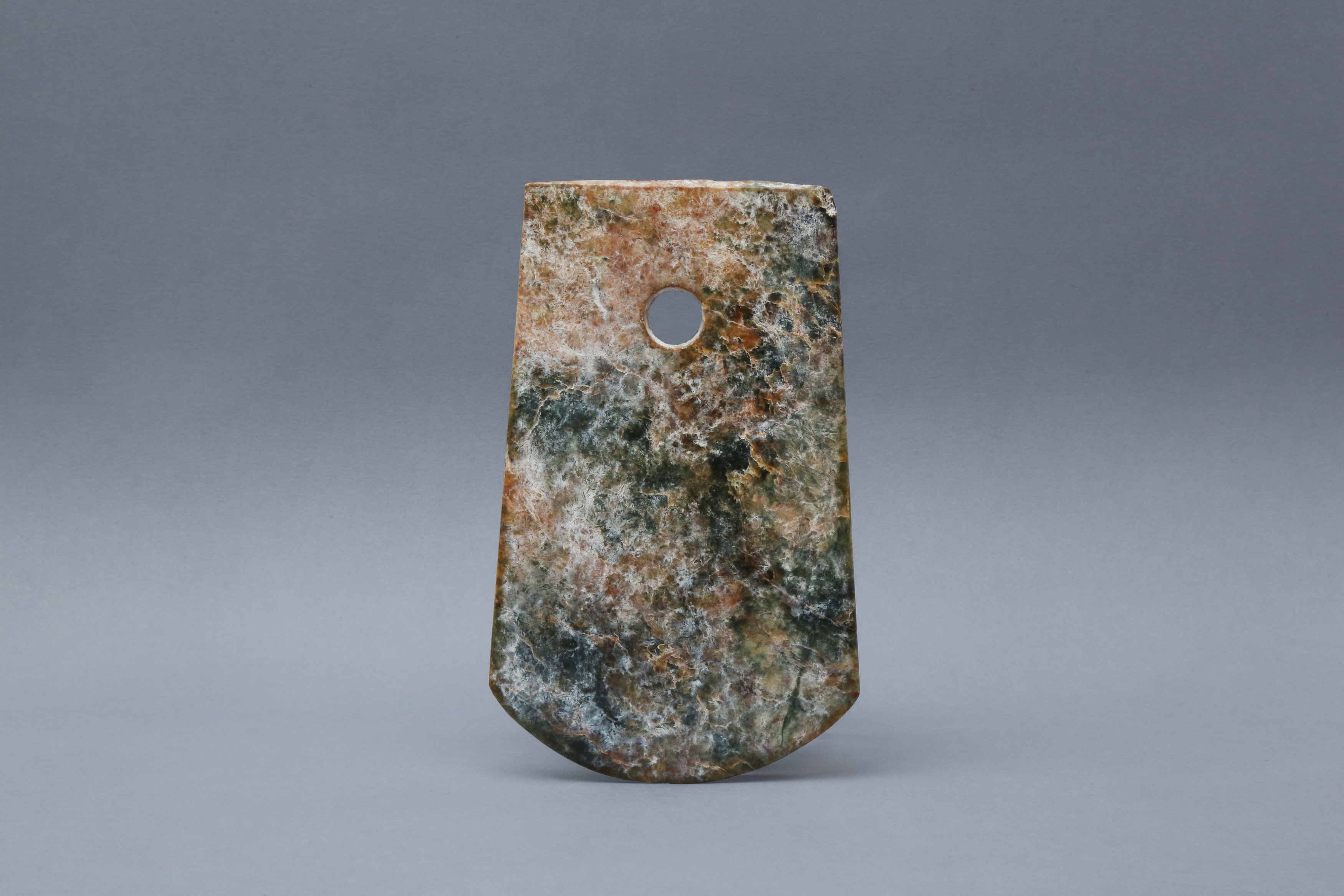 Lot 400 - A CHINESE ARCHAIC JADE AXE HEAD, YUE
