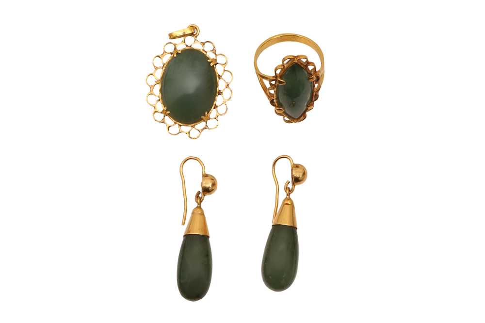 Lot 49 - A GROUP OF NEPHRITE GOLD JEWELLERY
