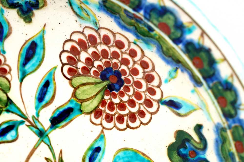 Lot 402 - AN IZNIK-STYLE LACHENAL POTTERY DISH