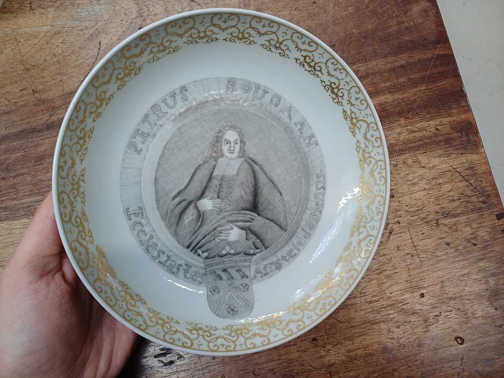 Lot 22 - A CHINESE EXPORT EN GRISAILLE 'PORTRAIT' DISH