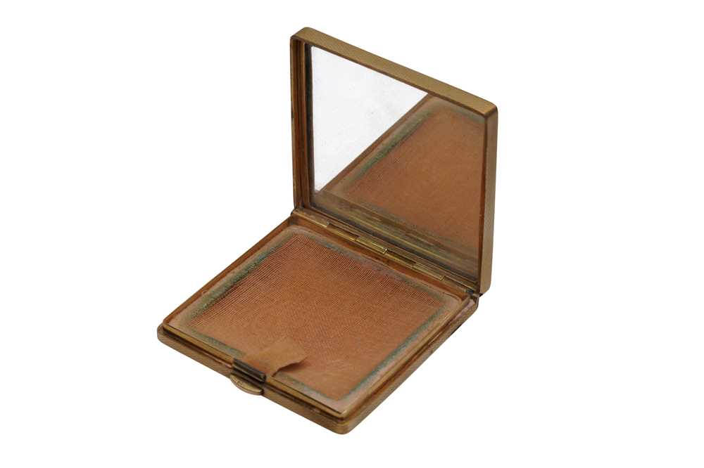 Lot 48 - A 9CT YELLOW GOLD POWDER COMPACT