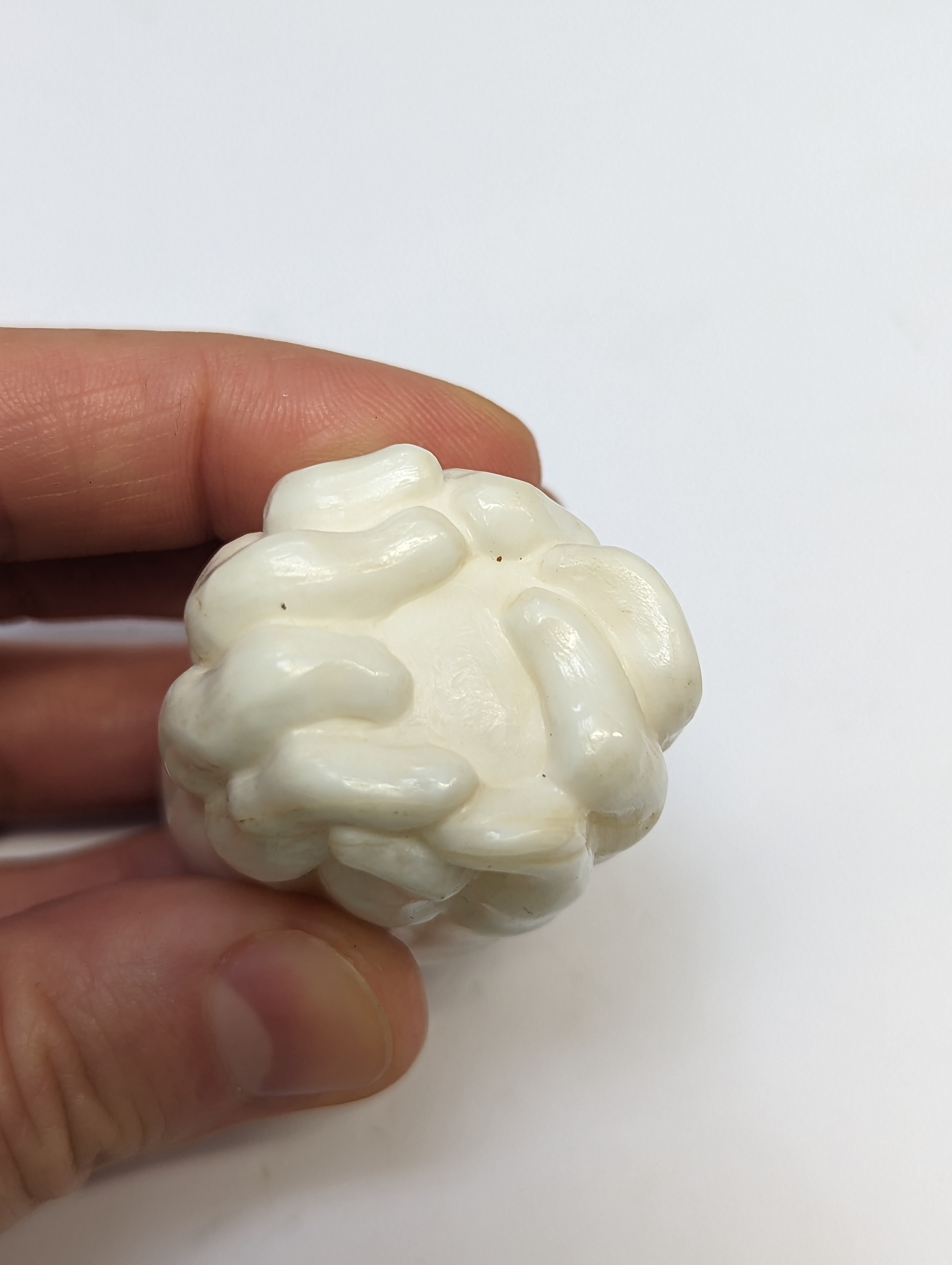 Lot 910 - A CHINESE CONCH SHELL SNUFF BOTTLE