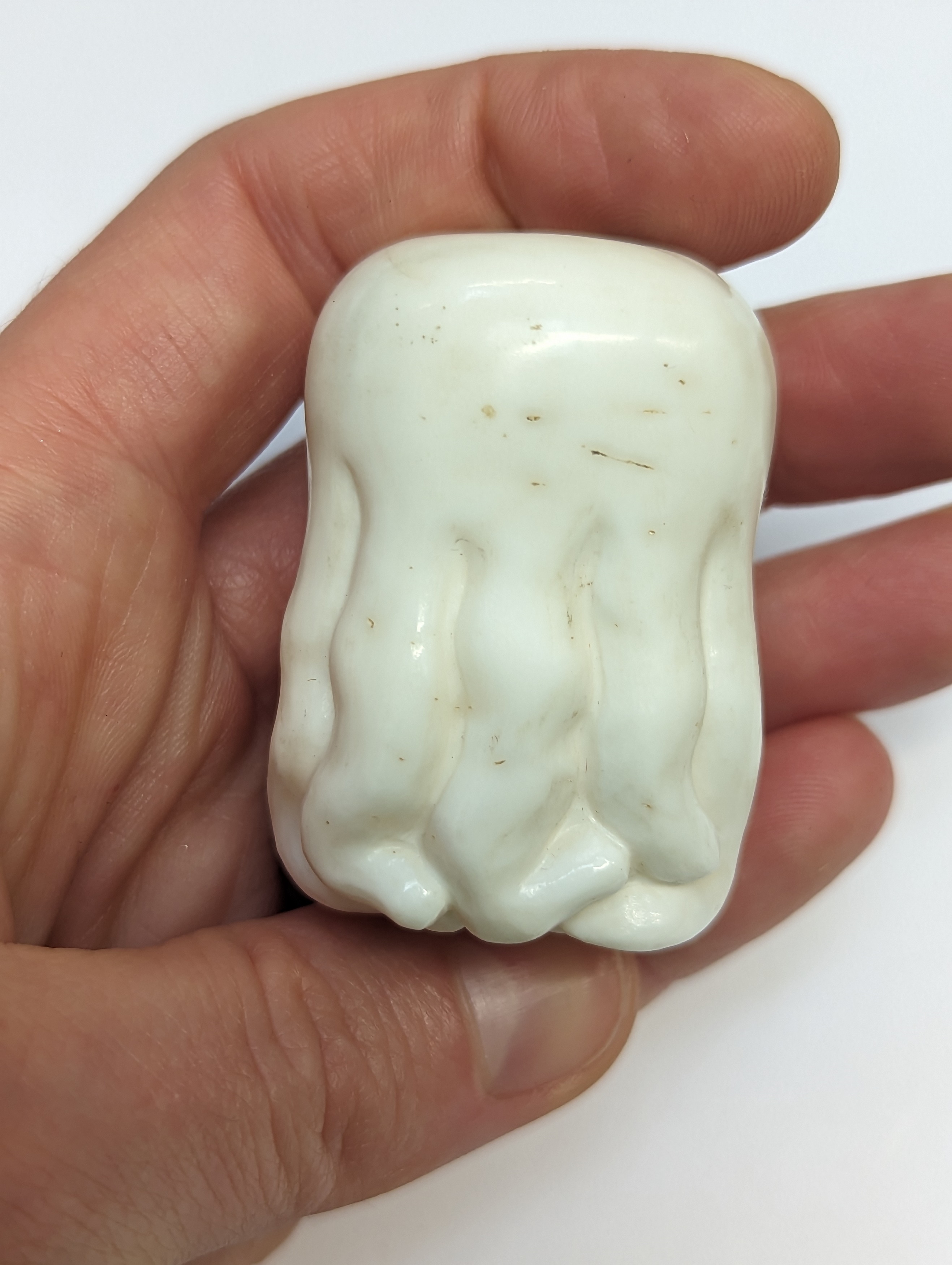 Lot 910 - A CHINESE CONCH SHELL SNUFF BOTTLE