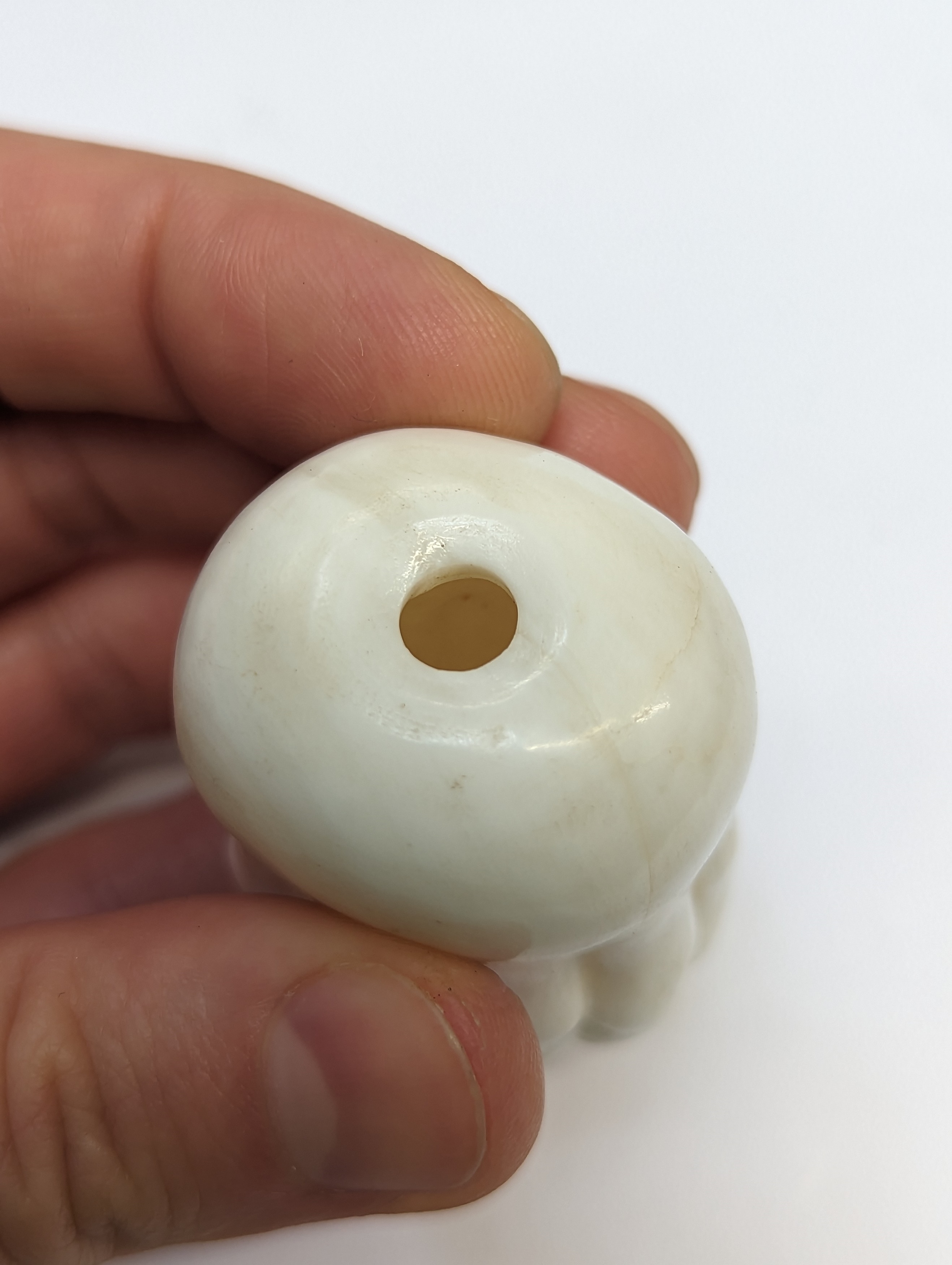 Lot 910 - A CHINESE CONCH SHELL SNUFF BOTTLE