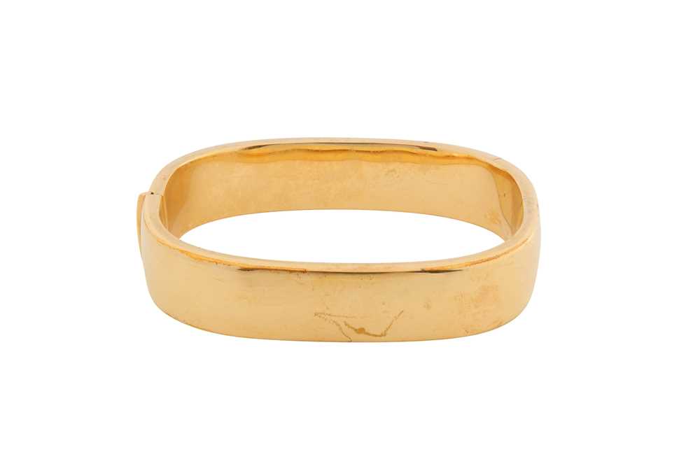 Lot 221 - A SQUARE-SHAPED BANGLE