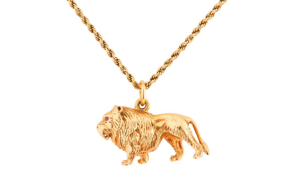 Lot 224 - A LION PENDANT AND CHAIN