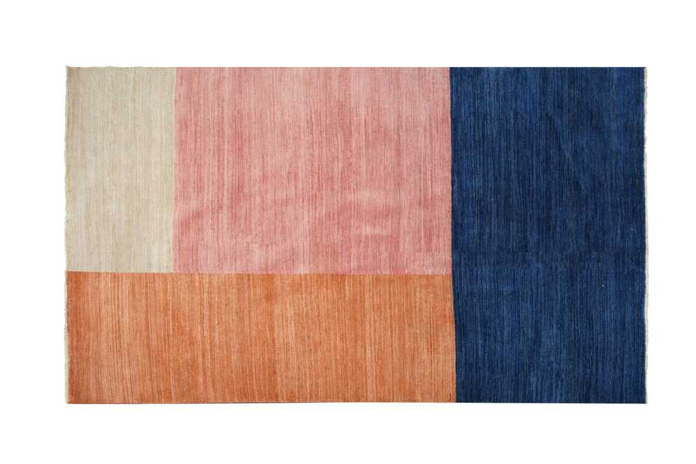 Lot 817 - A LUKE IRWIN CONTEMPORARY RUG