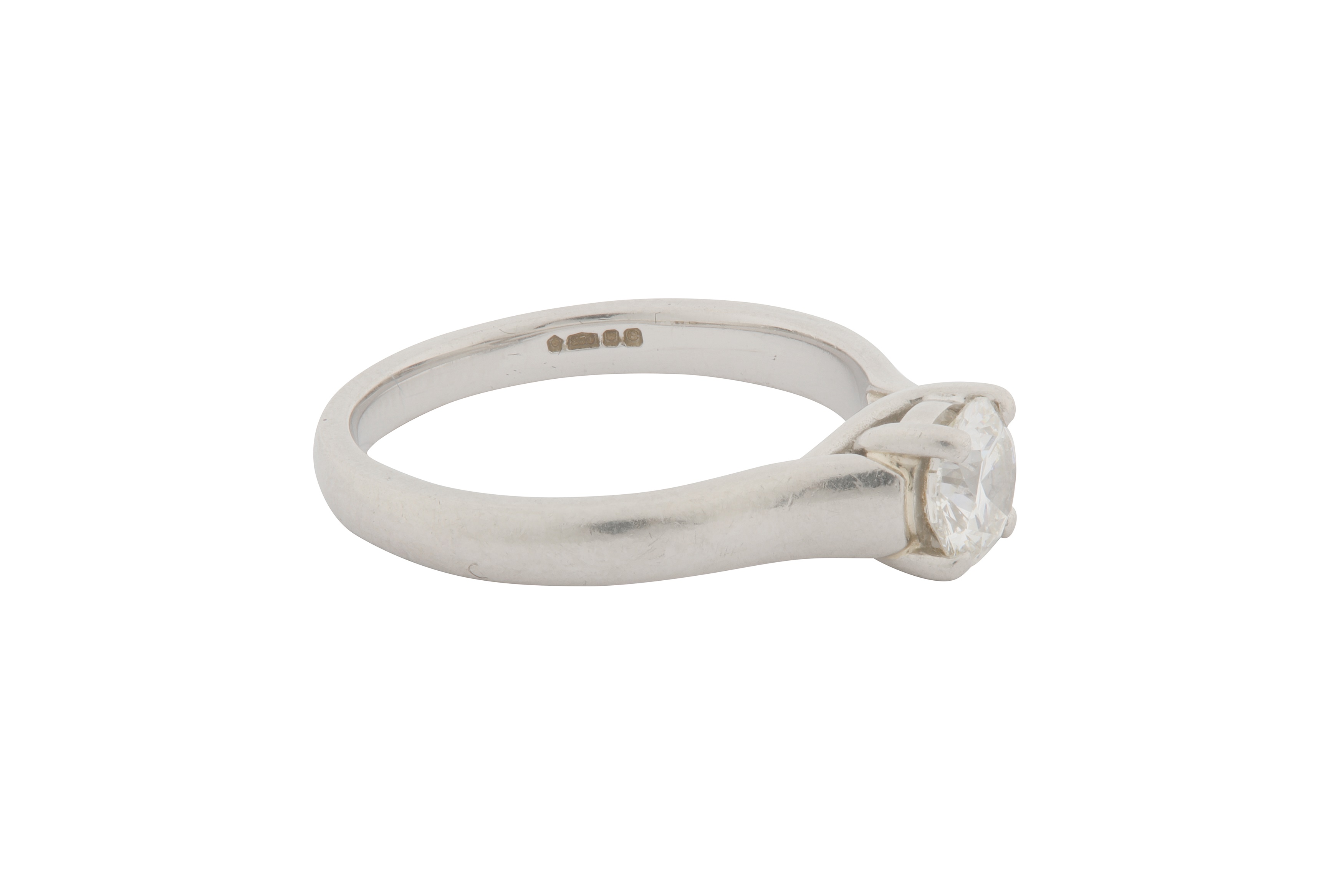 Lot 279 - A PLATINUM SINGLE-STONE DIAMOND RING