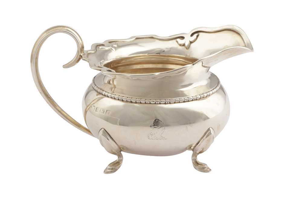 Lot 103 - A GEORGE V STERLING SILVER MILK JUG,