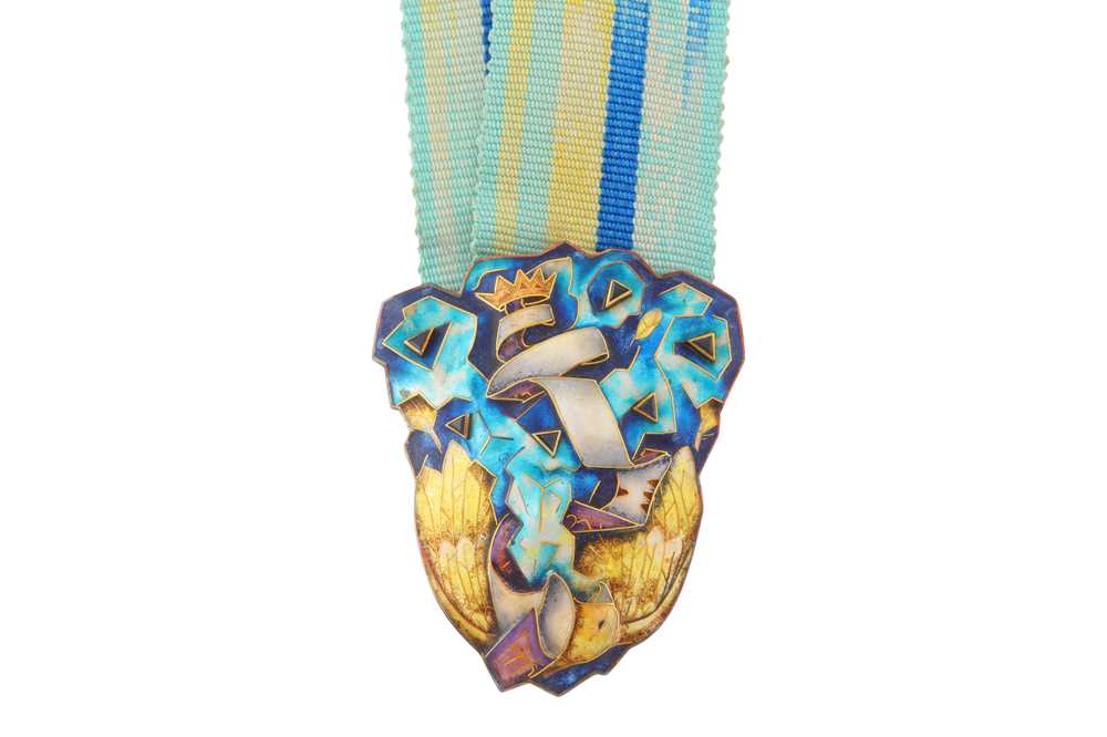 Lot 164 - FRED RICH | A SAPPHIRE AND ENAMEL RIBBON