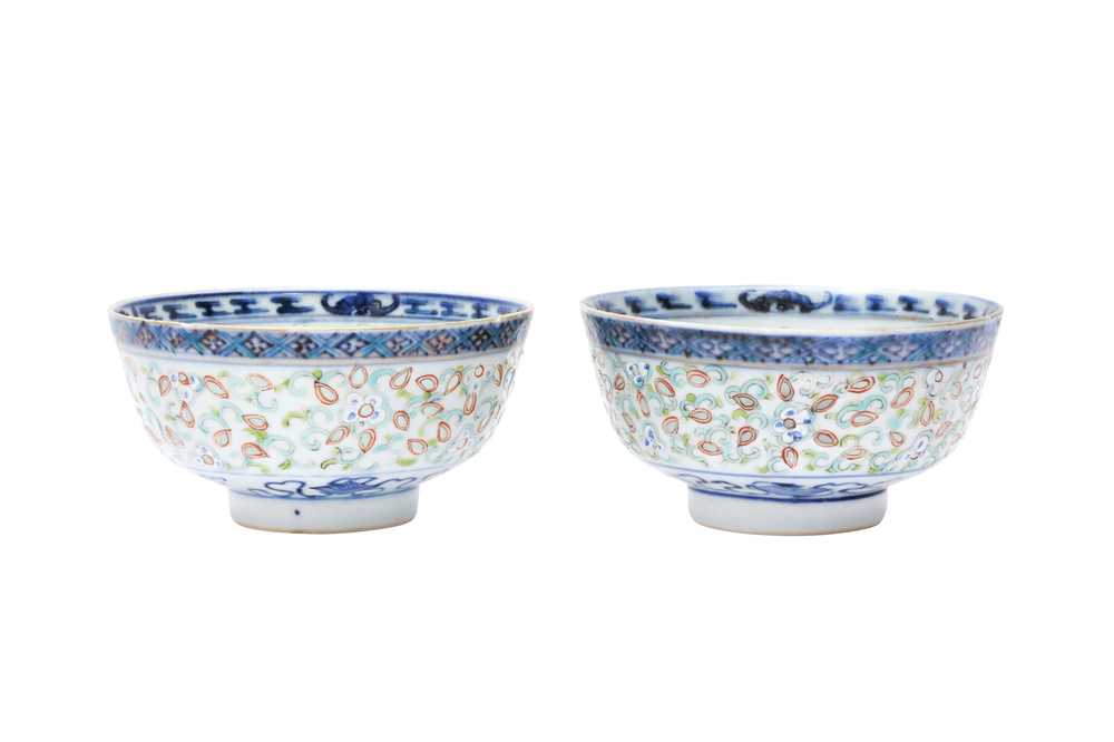 Lot 47 - A PAIR OF CHINESE BLUE AND WHITE 'RICE GRAIN'