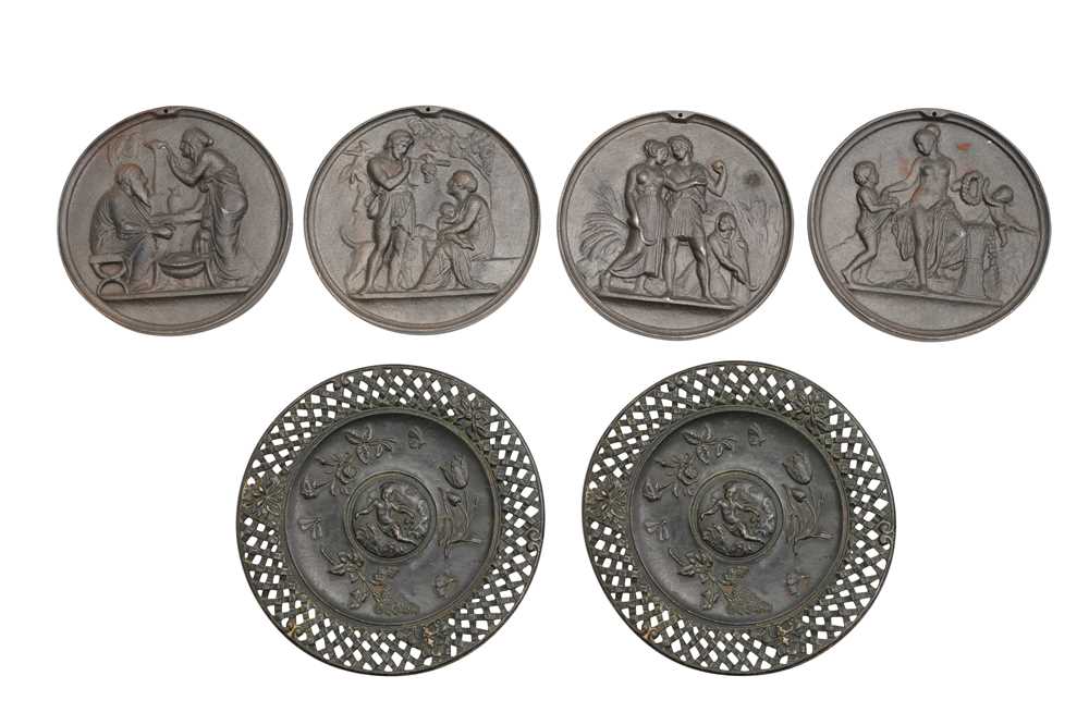 Lot 302 - A PAIR OF 19TH CENTURY BRONZE ROUNDELS AND A