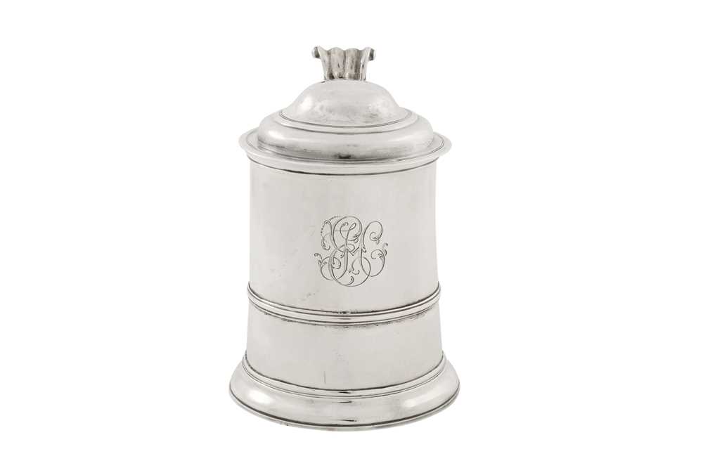 Lot 469 - A George II sterling silver half-quart or