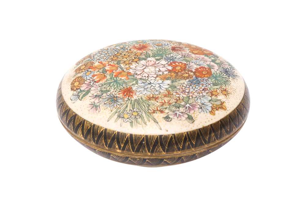 Lot 399 - A SMALL JAPANESE SATSUMA BOX AND COVER BY