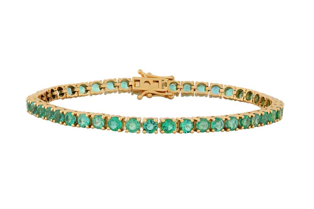 Lot 60 - AN EMERALD LINE BRACELET