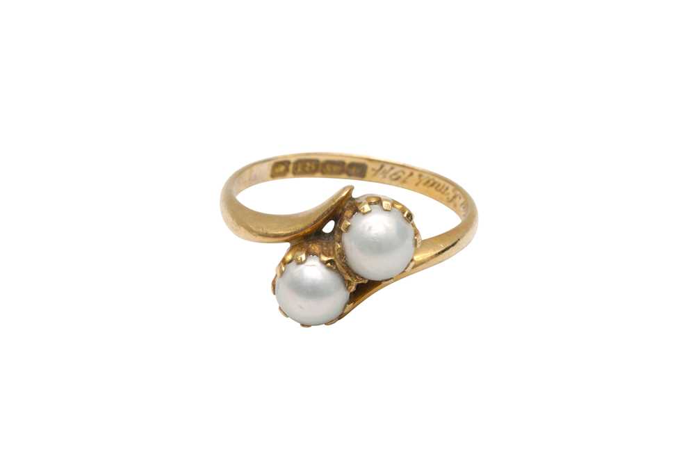 Lot 290 - AN 18CT MABE PEARL CROSS OVER RING, CIRCA