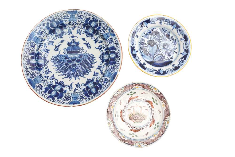 Lot 204 - THREE DUTCH DELFT PLATES, LATE 18TH CENTURY