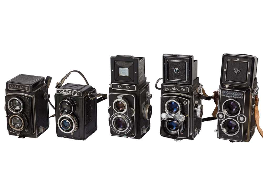 Lot 238 - A Selection of TLR Cameras