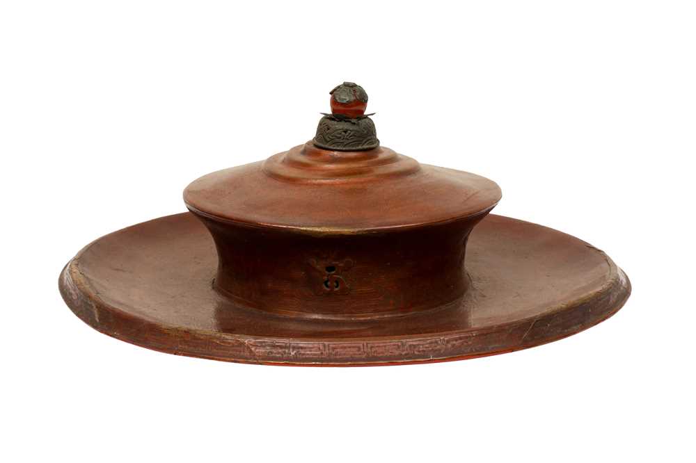 Lot 711 - A RARE TIBETAN LACQUERED HAT MONK'S RIDING