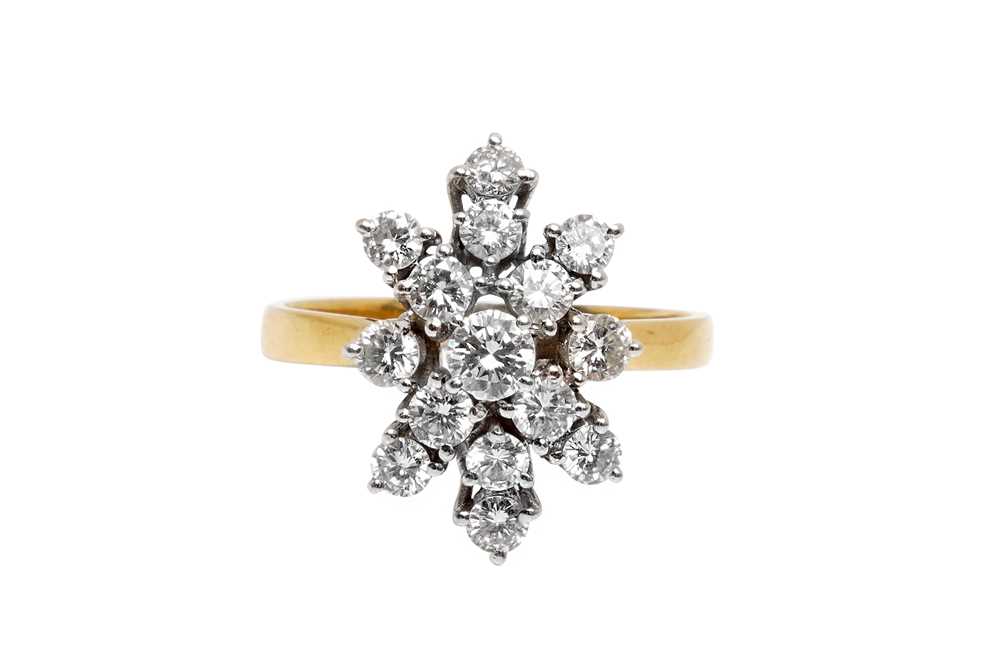 Lot 320 - A DIAMOND SNOWFLAKE CLUSTER RING