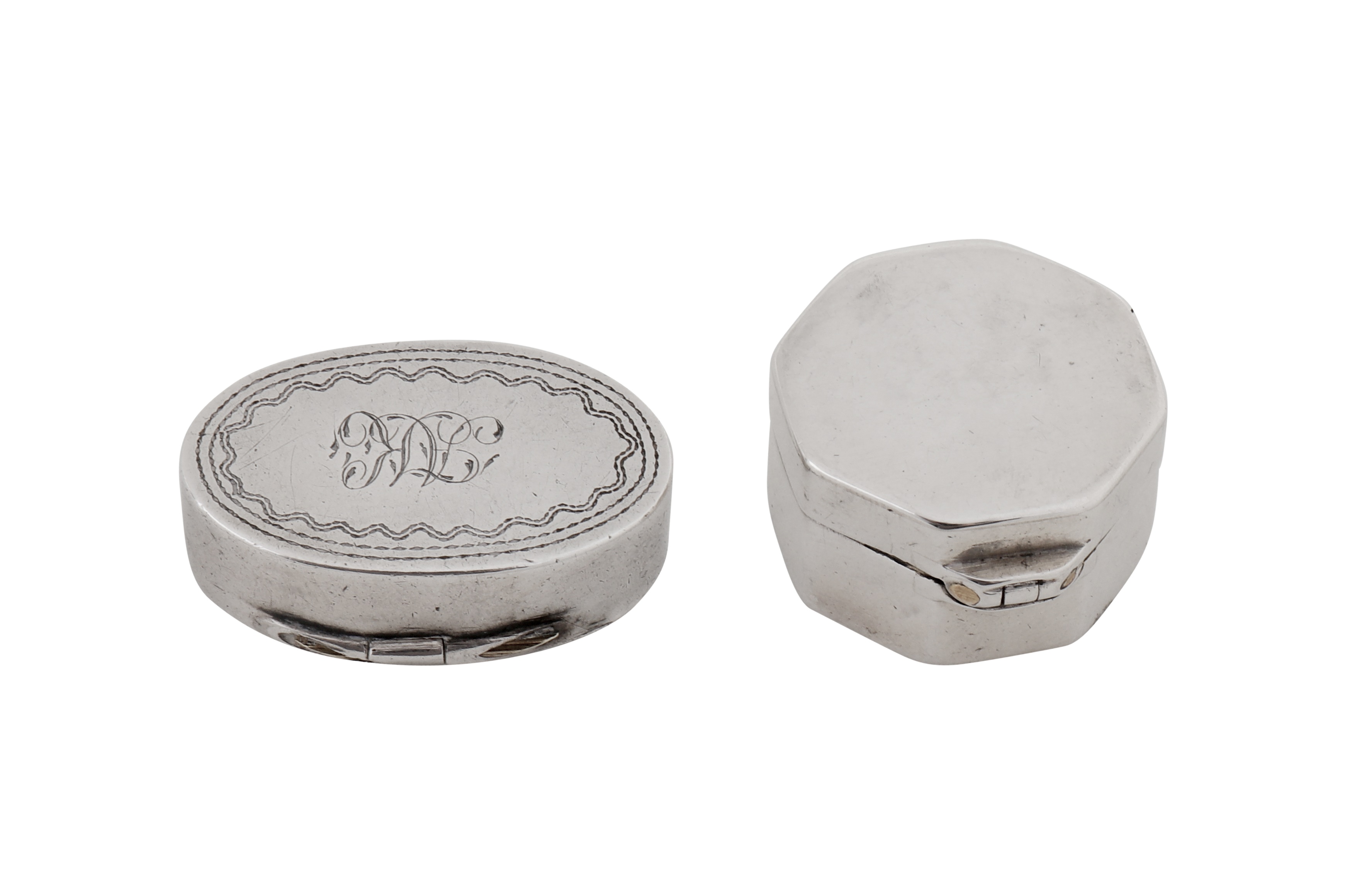 Lot 167 - A George III sterling silver patch box,