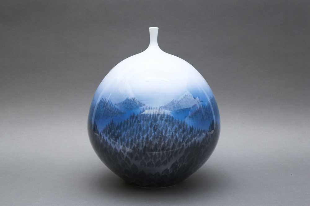 Lot 835 - A LARGE JAPANESE ARITA VASE BY FUJII SHUMEI