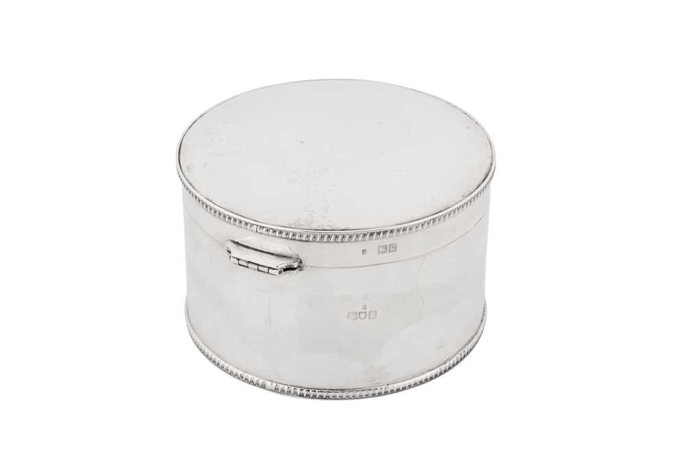 Lot 483 - An Edwardian sterling silver biscuit box,