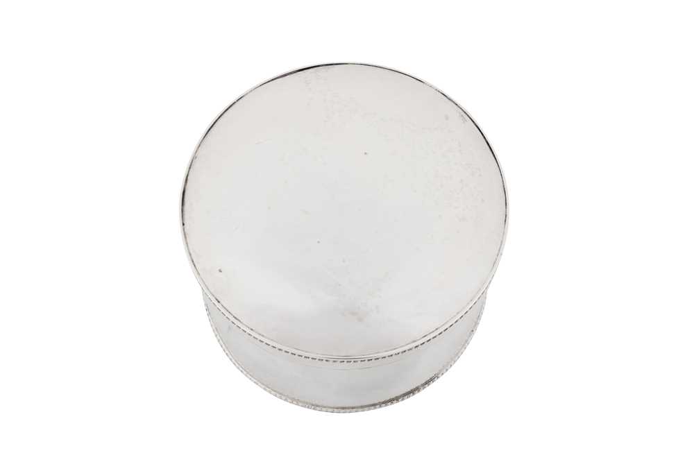 Lot 483 - An Edwardian sterling silver biscuit box,