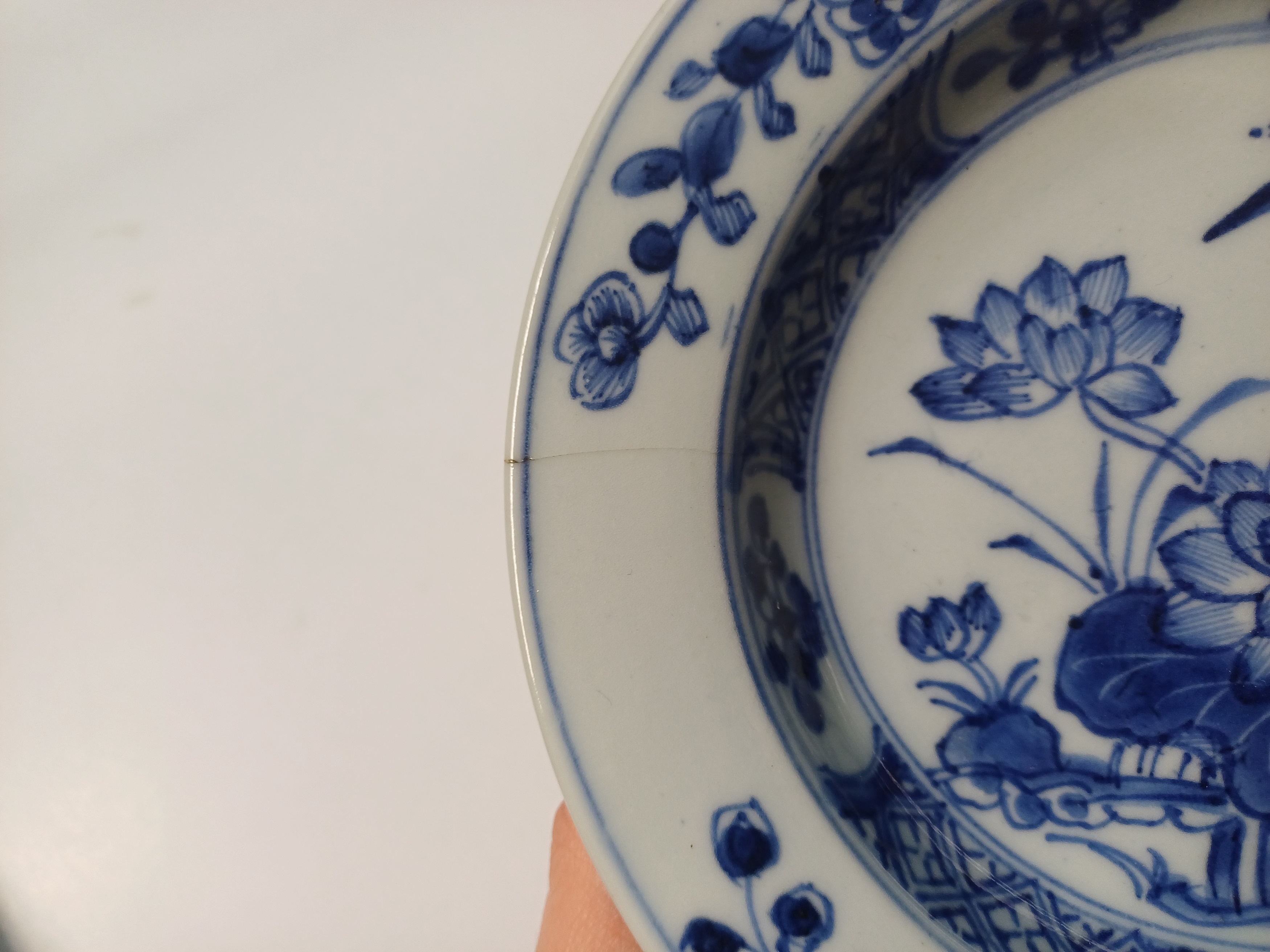 Lot 169 - A CHINESE EXPORT BLUE AND WHITE ‘LOTUS’ DISH