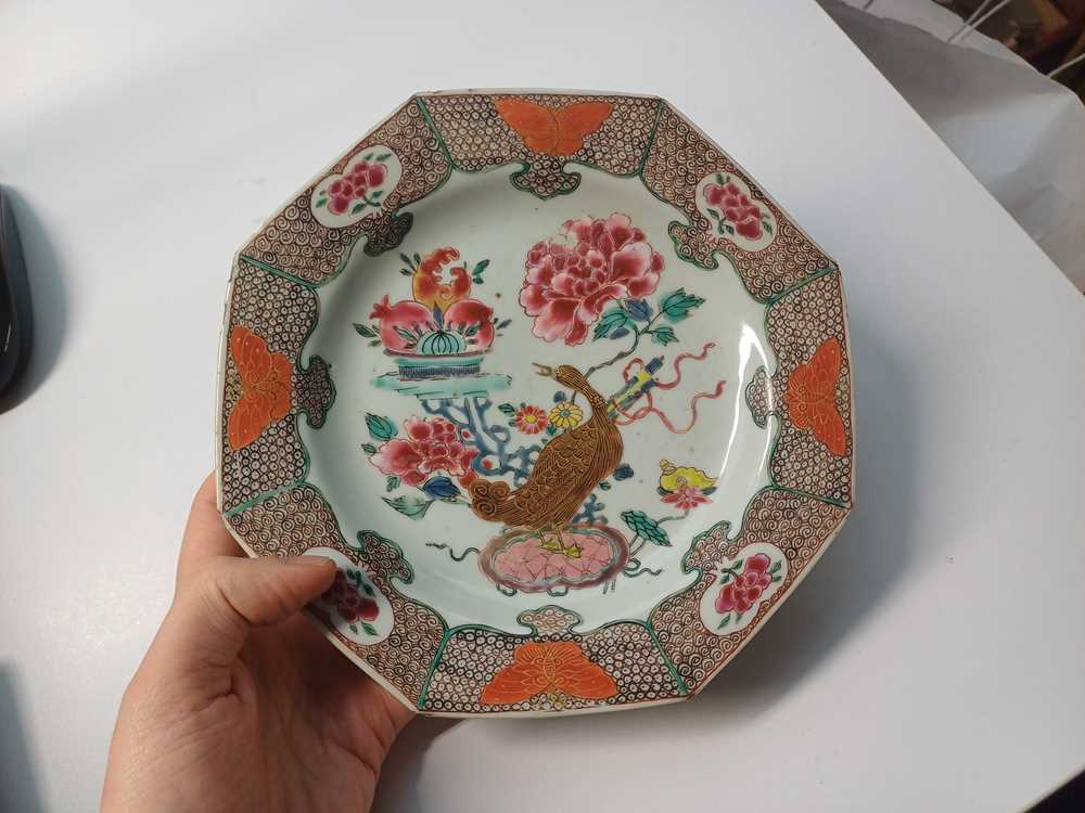 Lot 60 - A CHINESE FAMILLE-ROSE OCTAGONAL 'GOOSE' DISH