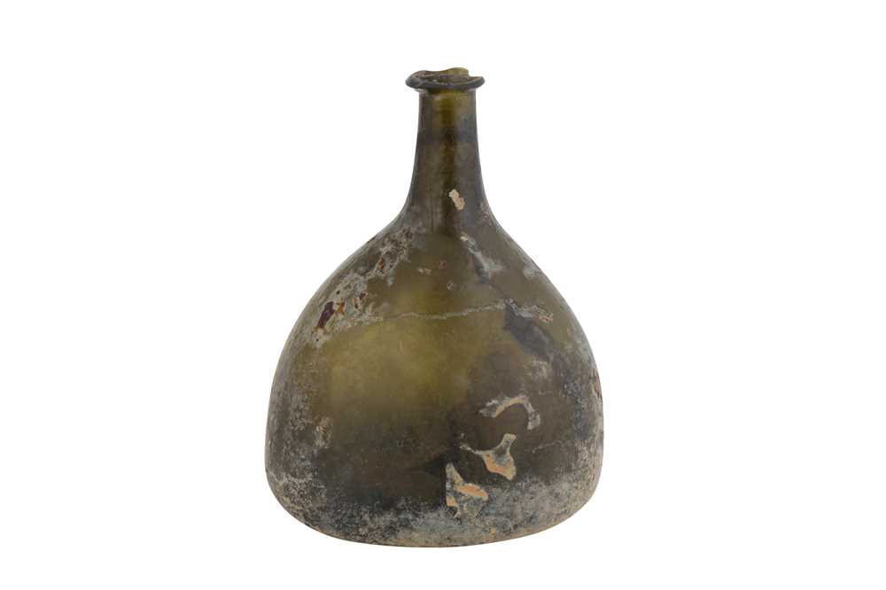 Lot 132 - AN ENGLISH GLASS BOTTLE, CIRCA 1710,