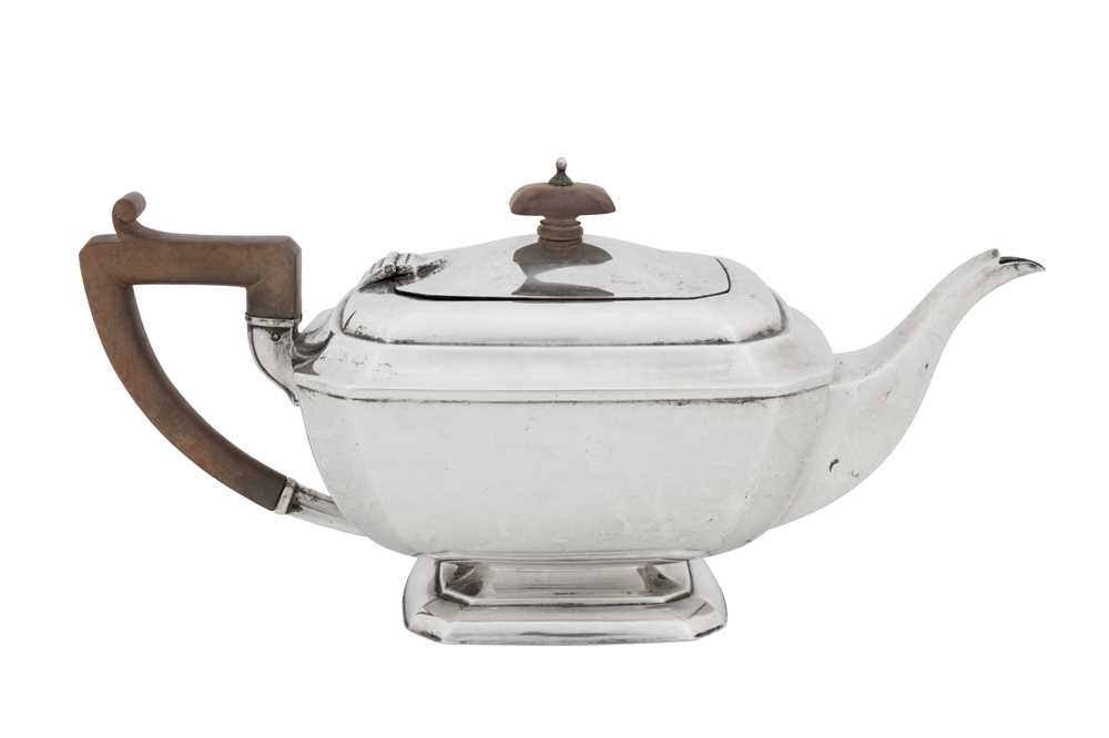 Lot 396 - A George V sterling silver teapot,