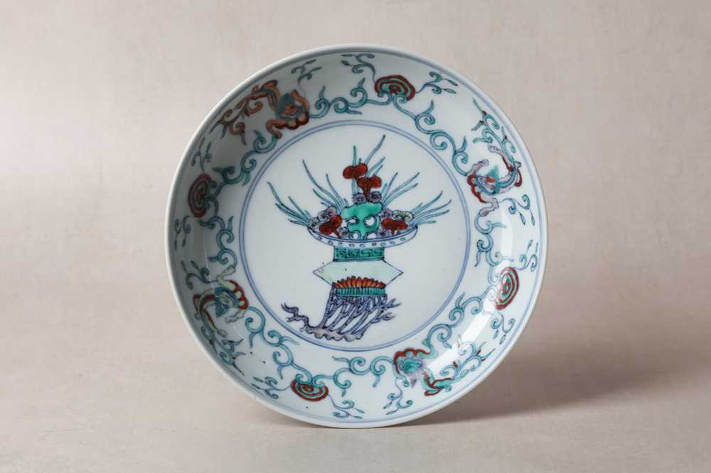 Lot 14 - A CHINESE DOUCAI 'PRECIOUS OBJECTS' DISH