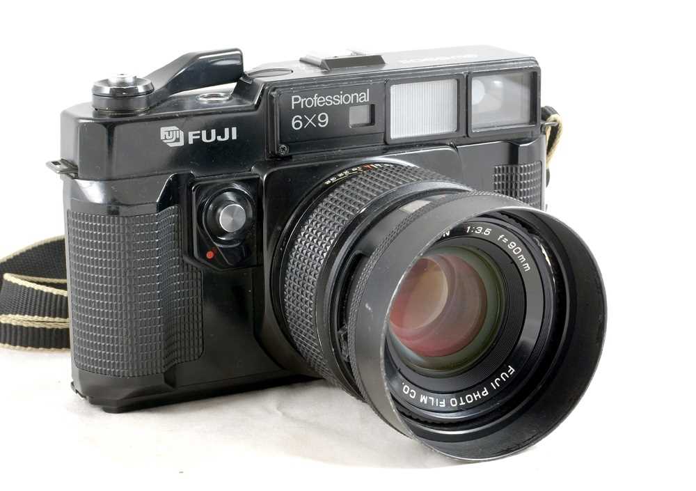 Lot 313 - Fuji GW690II 6x9 Professional 120/220