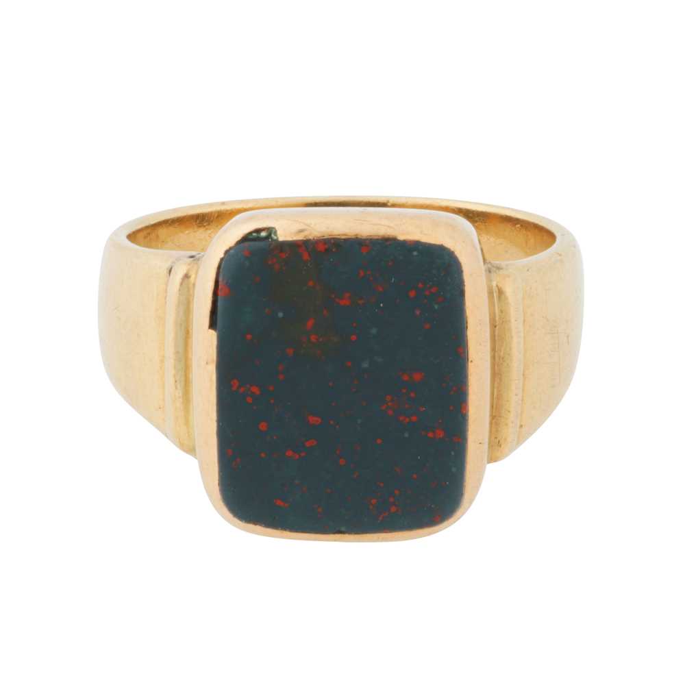 Lot 140 - A bloodstone signet ring