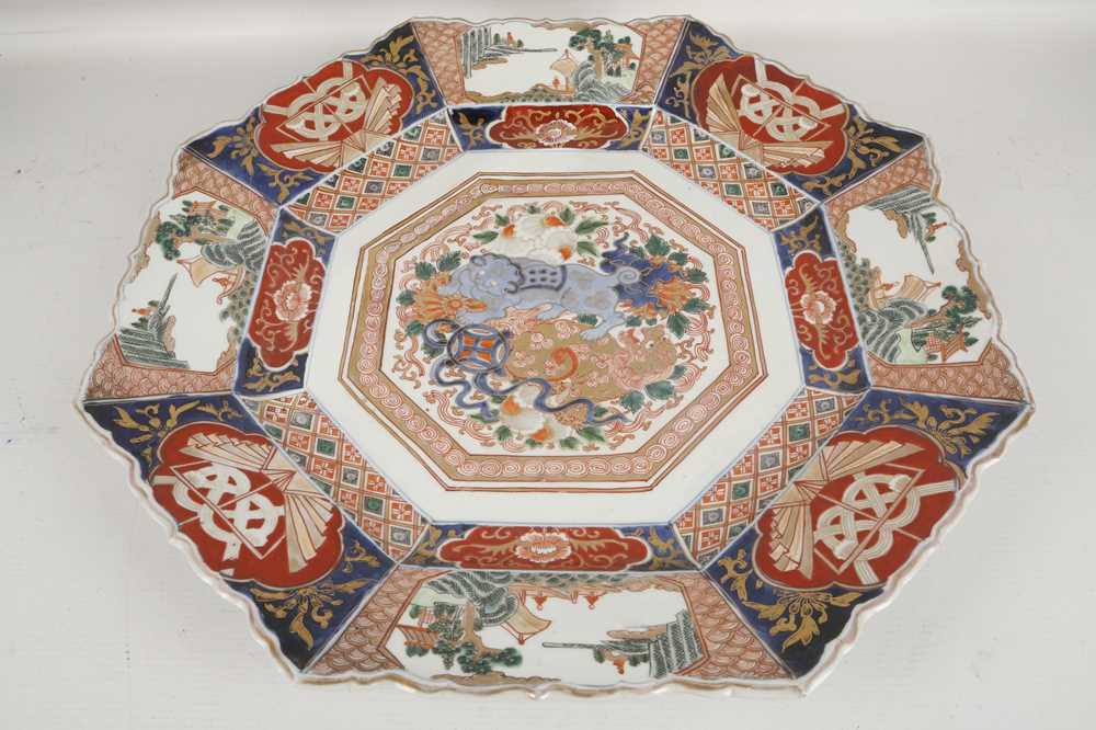 Lot 641 - A large Japanese octagonal Imari pattern