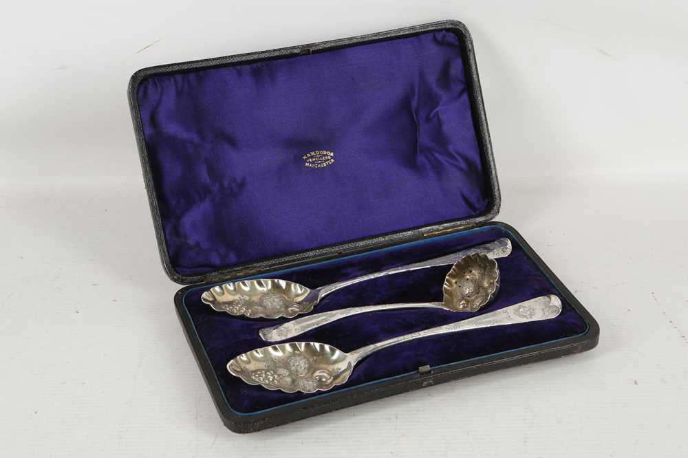 Lot 358 - A boxed set of Georgian sterling berry